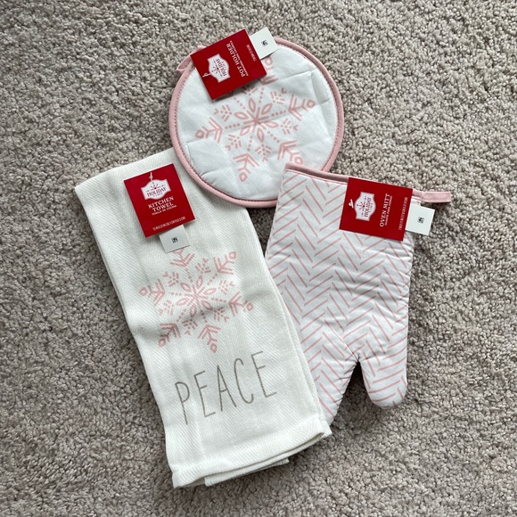 Holiday Time | Kitchen | New Holiday Kitchen Gift Set Pot Holder Oven ...